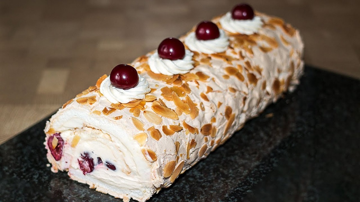 Roladka marshmallow z serkiem śmietankowym, wiśniami i płatk